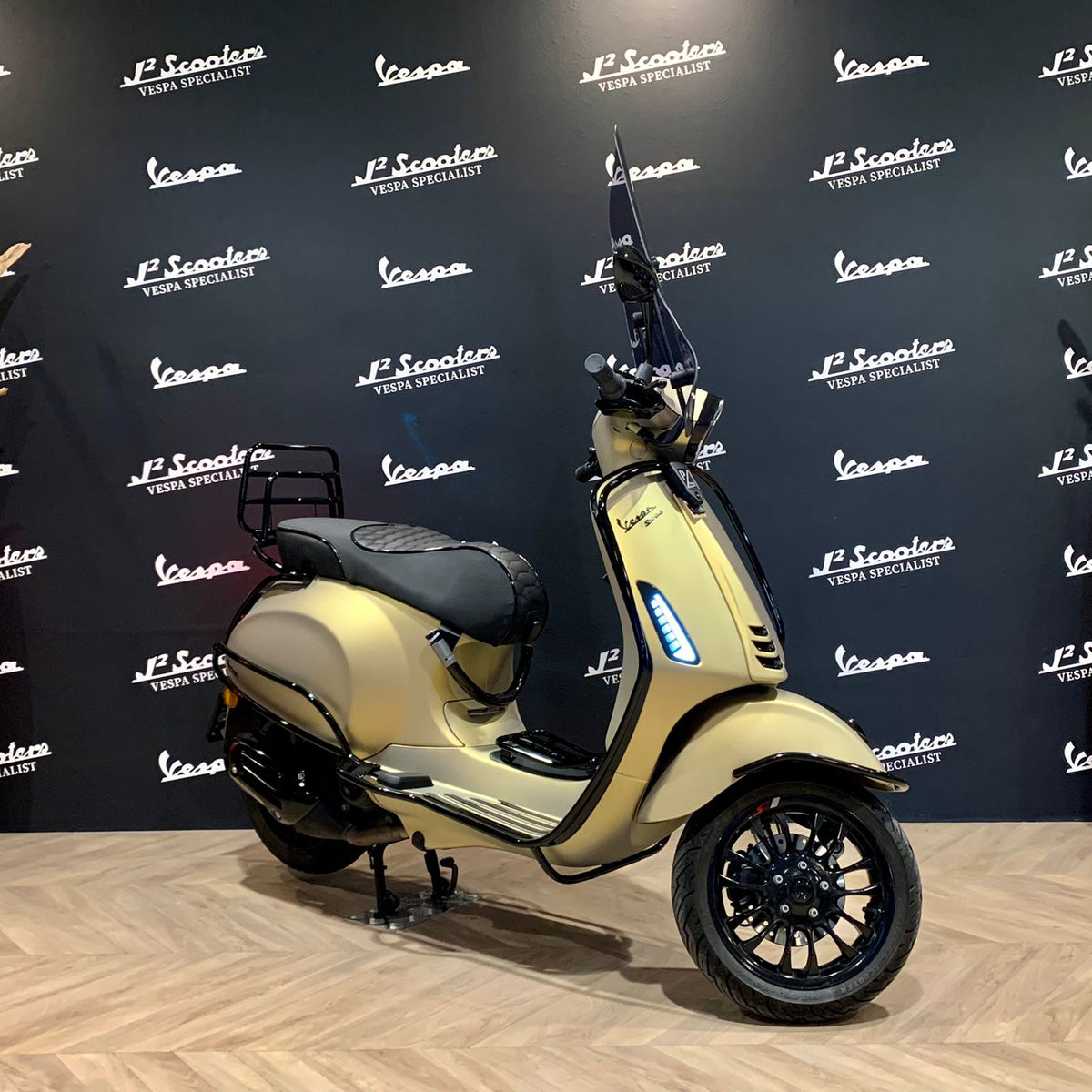 Vespa Sprint E5 DESIGNO GOLD – J2Scooters