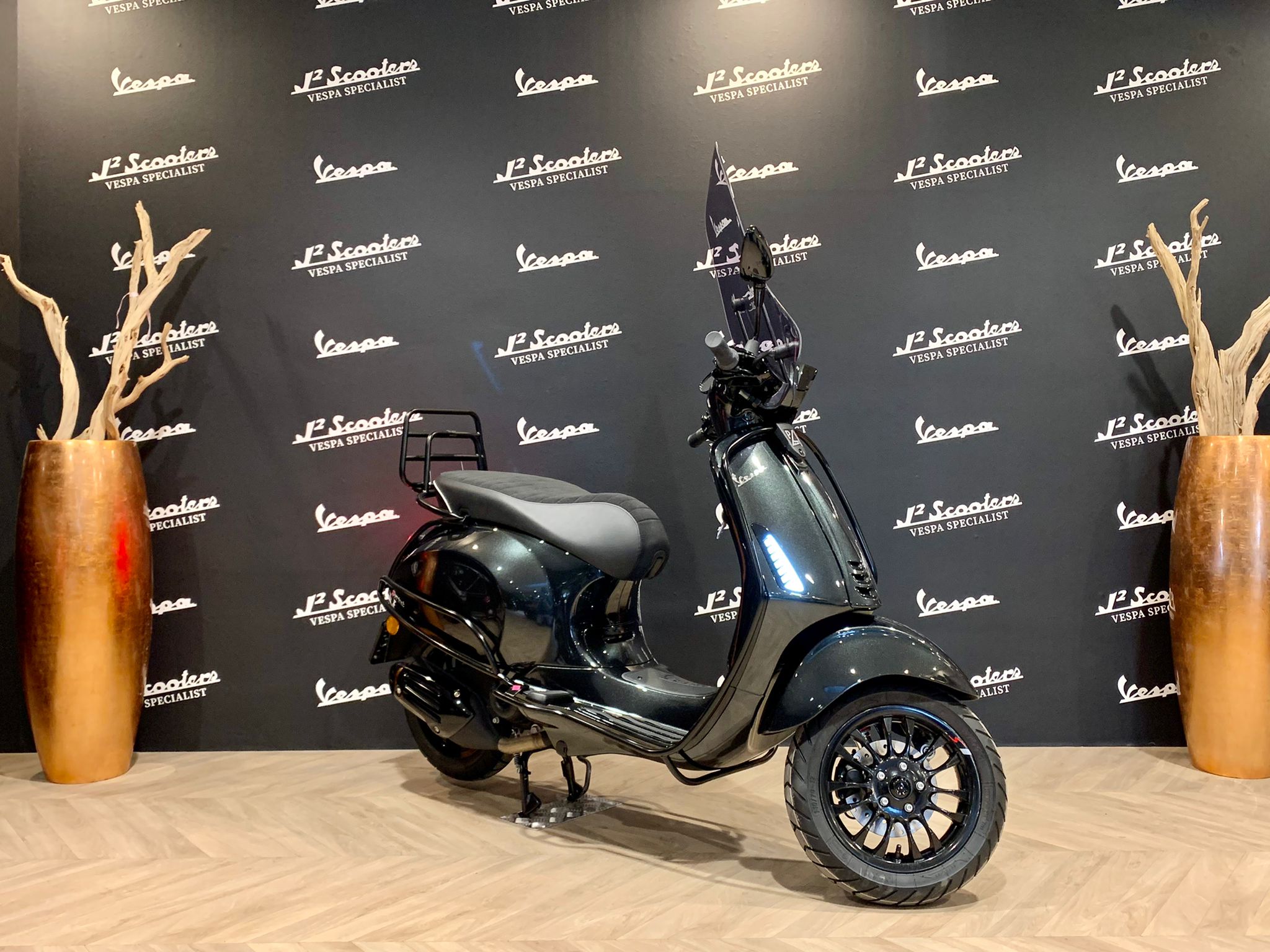 Vespa Sprint E5 Aston Martin Grey Metallic – J2Scooters
